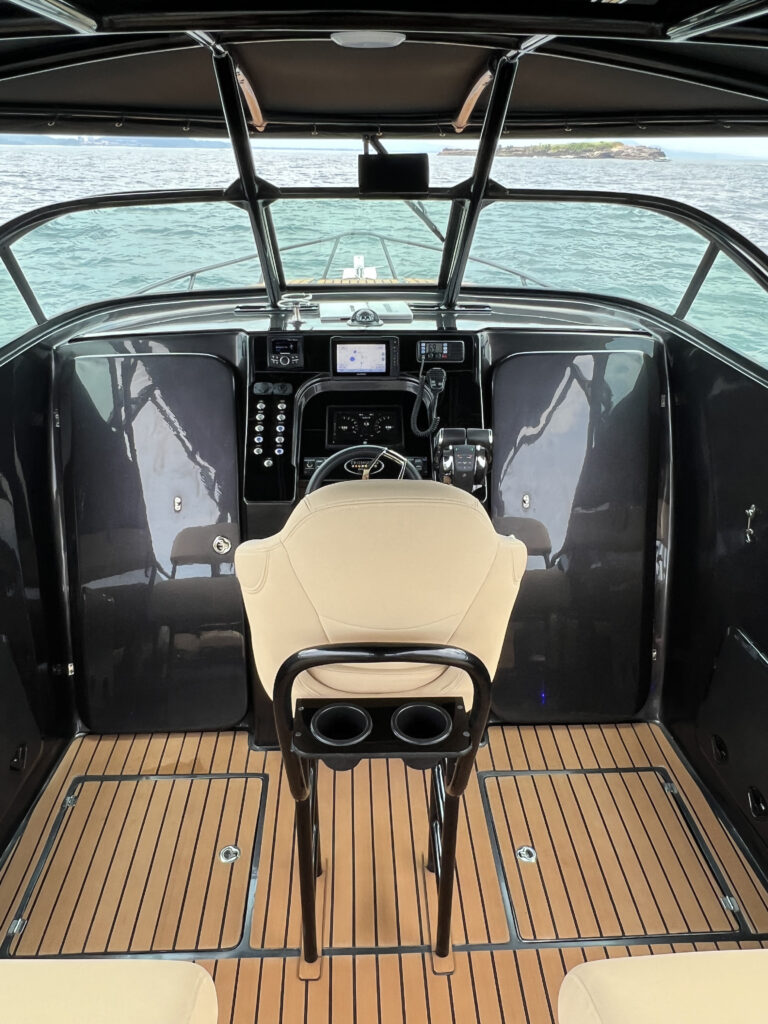 40 Interceptor Cabin - I.G. TRONQUED BOATS & ALLIED INDUSTRIES INC.